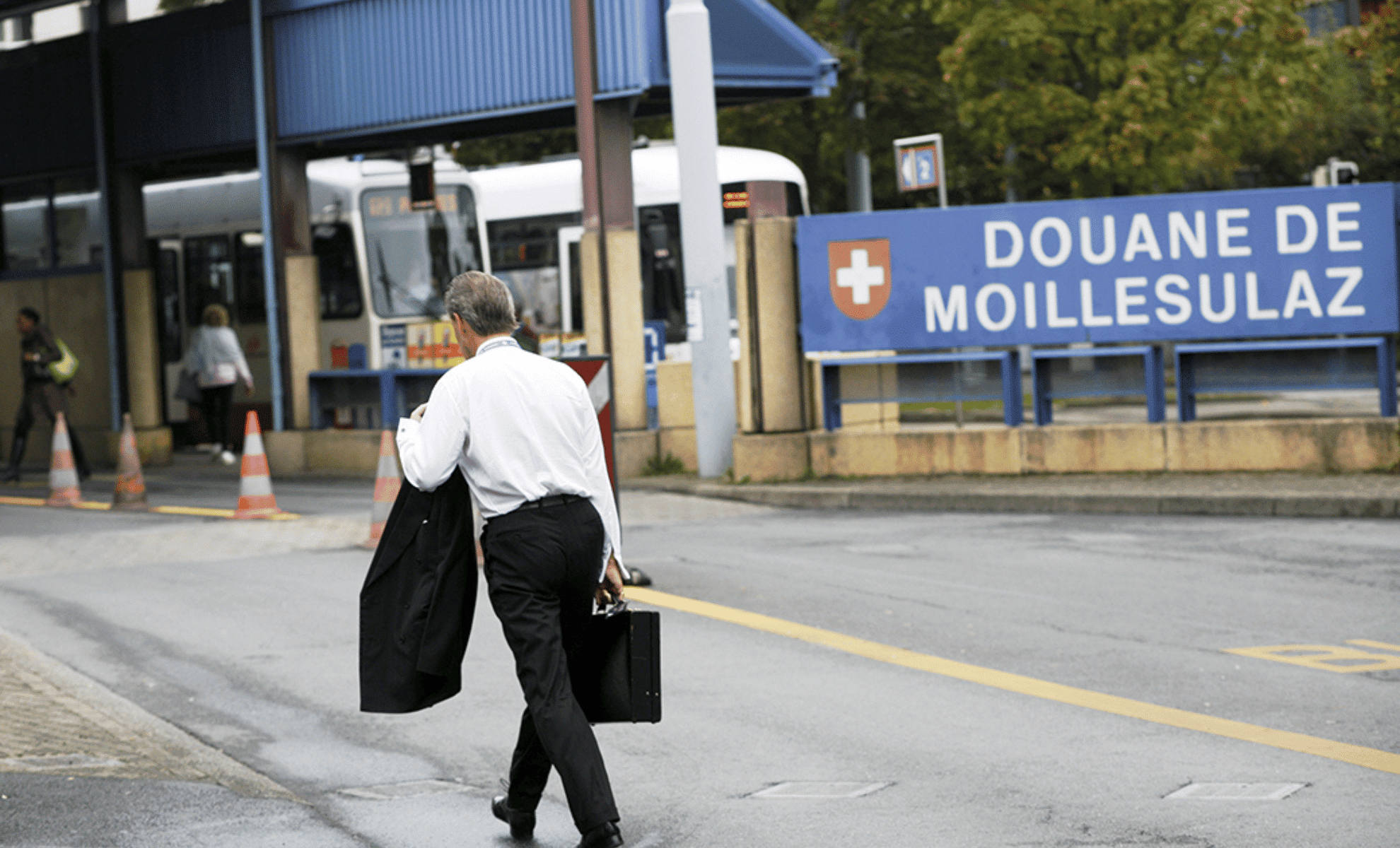 Le nombre de travailleurs frontaliers en suisse augmente : voici leur profil