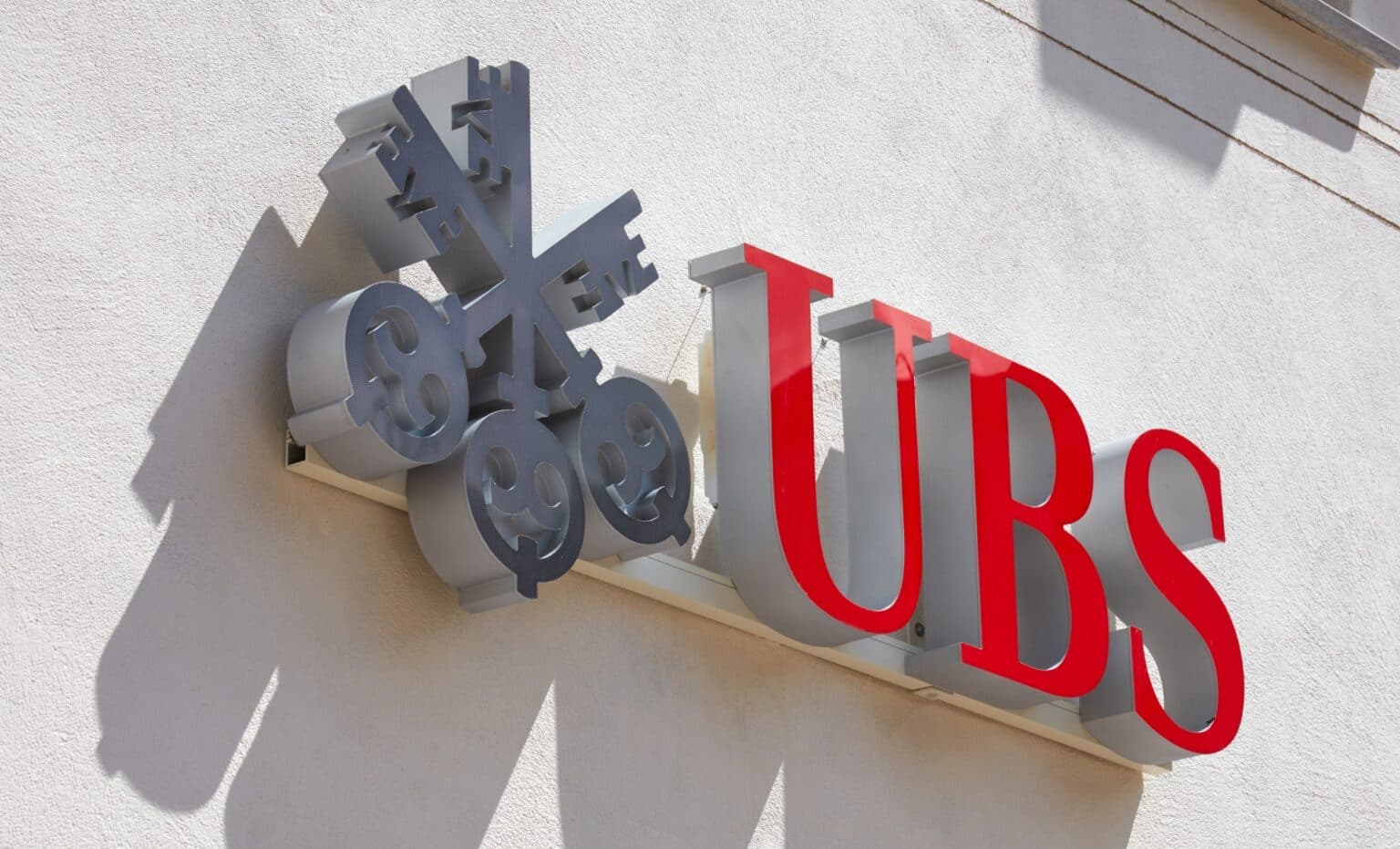 UBS taille dans ses effectifs en France après la fusion avec Credit Suisse