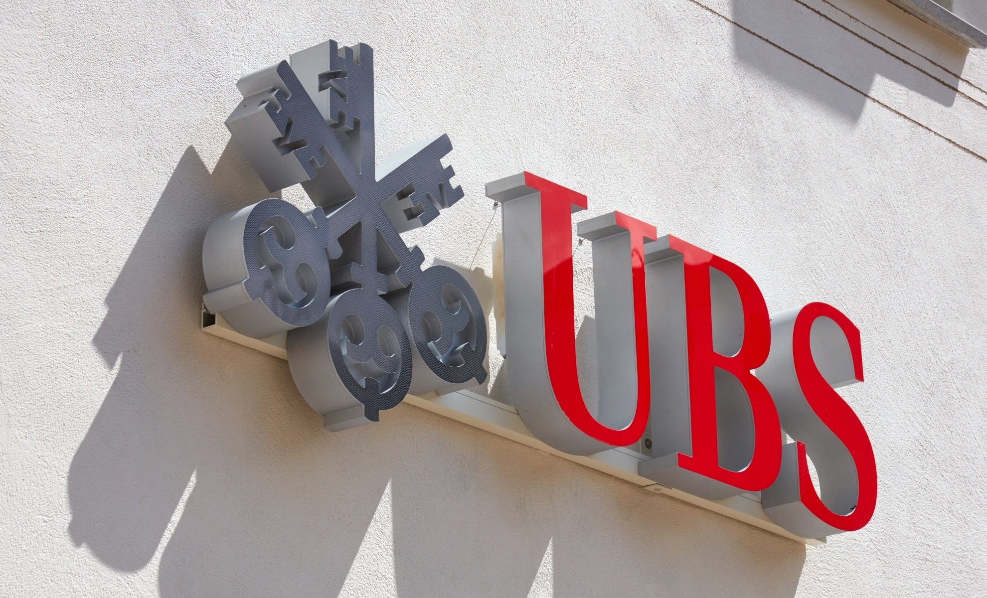 UBS taille dans ses effectifs en France après la fusion avec Credit Suisse