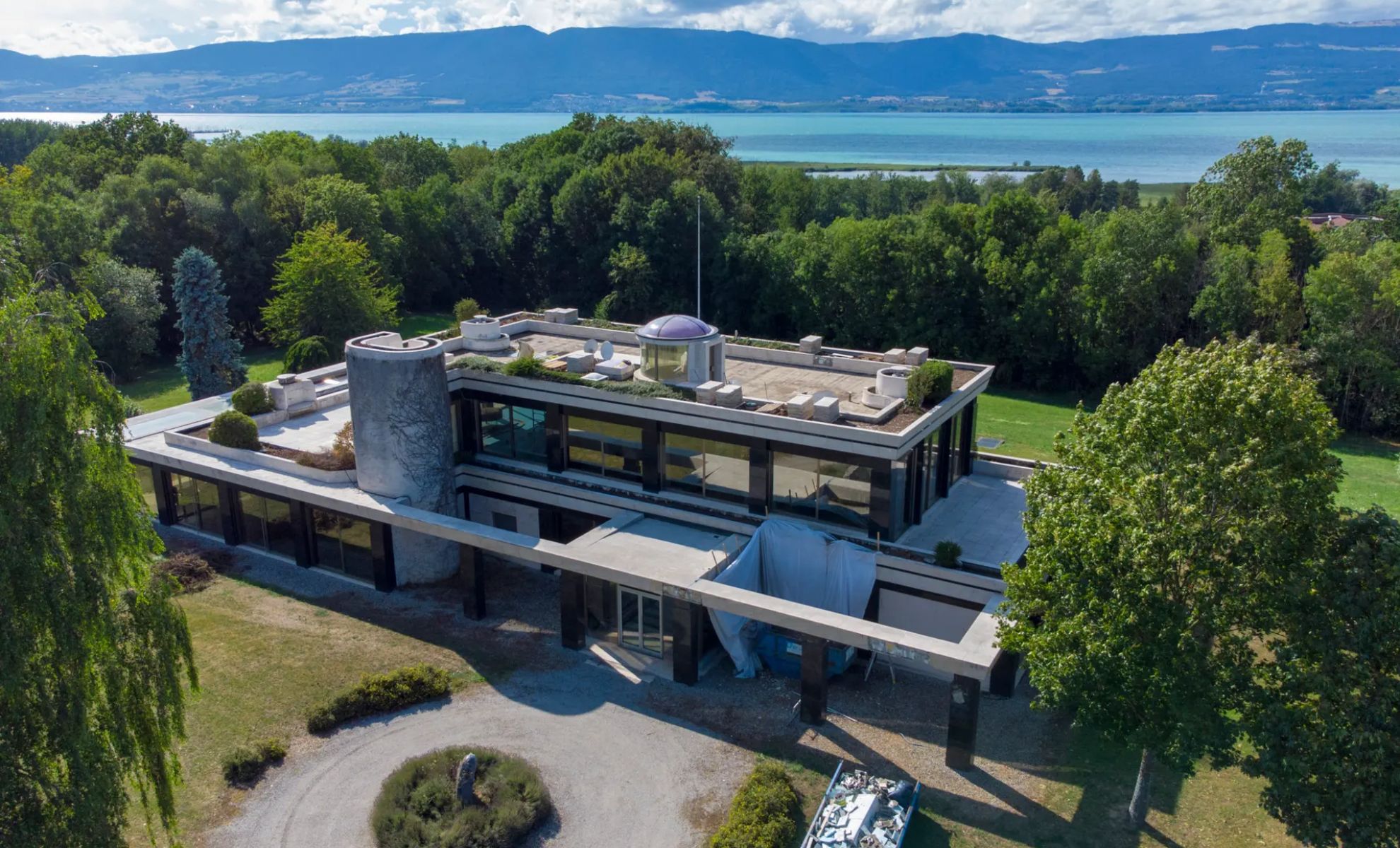 Luxe et sécurité extrême : Cette villa-bunker en Suisse convoitée par ...