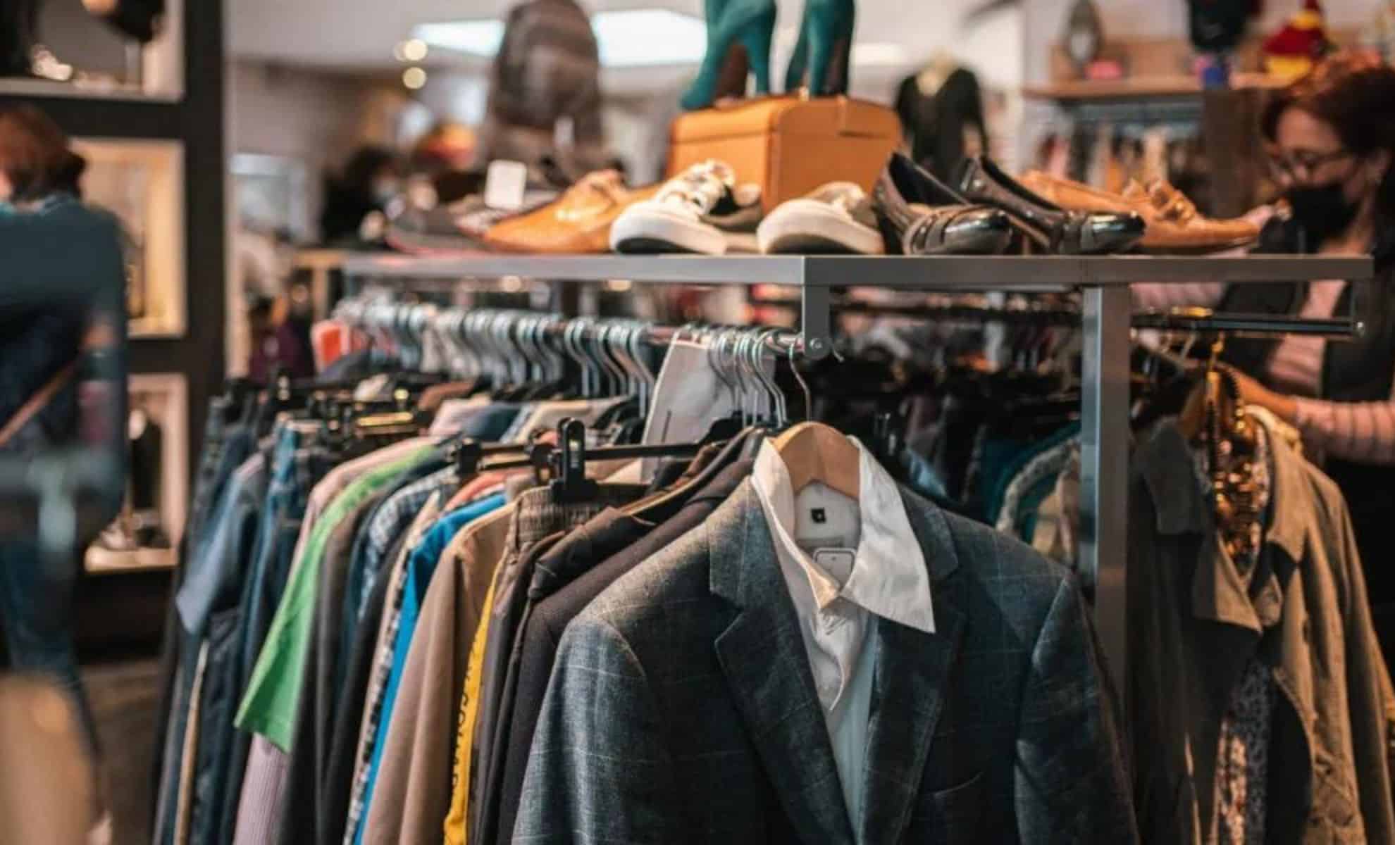 3 à 5 pièces pour 15 euros : le plus grand magasin de vêtements de ...